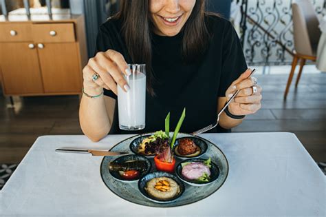 터키 라키를 들고 저녁 식사에 맛있는 애피타이저를 먹는 아름다운 여성 라키에 대한 스톡 사진 및 기타 이미지 라키 가정