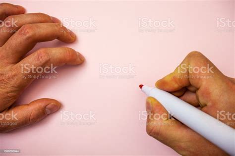 빈 서식 파일 복사 공간 격리 포스터 쿠폰 프로 모션 소재 마커 펜 종이 아이디어 메시지 기억 비즈니스 개념 정보 중요 한 핑크