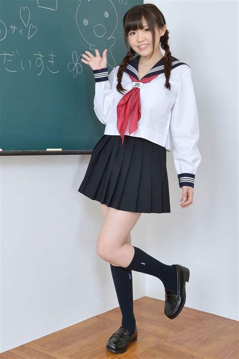 بنات يابانيات بزي المدرسة بأوضاع مثيرة 20 صورة الفن والجمال