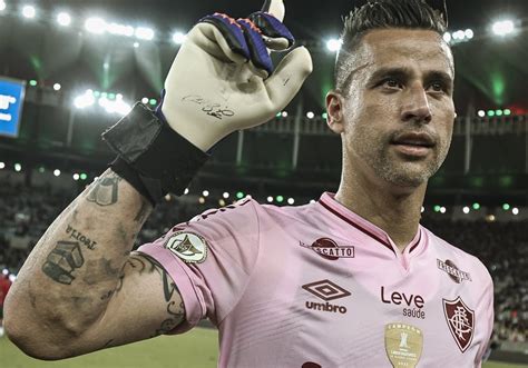 Fábio Celebra Renovação De Contrato Com O Fluminense Fluminense