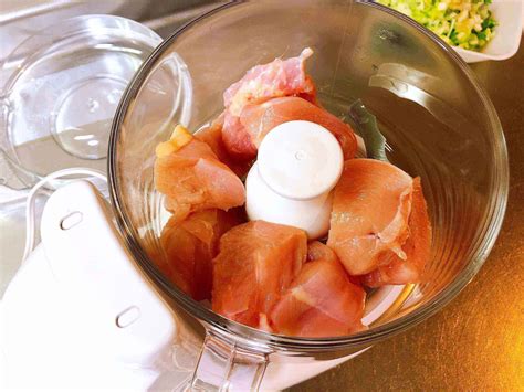 ペロリと完食！ご飯が進む、おつまみにも。鶏胸肉と豆腐の甘辛つくねレシピ。│食べ生きライフ