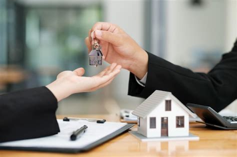 Premium Photo Real Estate Agent Giving House Keys To Client After