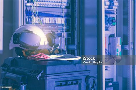산업 안전 개념 Ppe 전문 작업자 또는 전기에 대 한 작업 전기 드릴 Hardhat 장갑 및 투명도 안경 도구 상자에 넣어