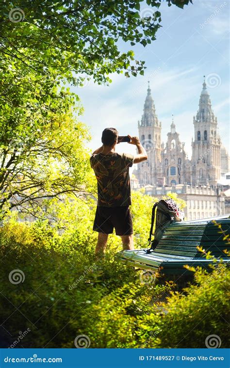 Jovem Peregrino Tirando Foto Da Igreja De Santiago De Compostela Imagem