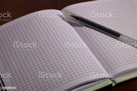 테이블에는 흰색 사각형 노트북과 텍스트가 있는 펜이 있습니다 아이에 대한 스톡 사진 및 기타 이미지 아이 0명 교육