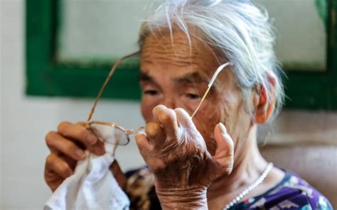 Không con không cái bà cụ U70 nhận nuôi cháu gái mong có chỗ dựa về