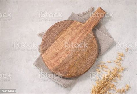 마른 나뭇가지와 키친 타월이 있는 밝은 질감의 배경에 빈 나무 판자 음식을 제공하거나 집에서 만든 건강 식품을 준비하기 위한 도마 0명에 대한 스톡 사진 및 기타 이미지