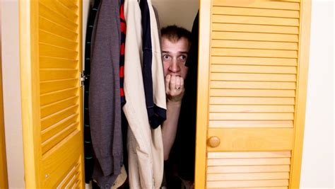 Создать мем человек шкаф прячется в шкафу любовник в шкафу Картинки Meme