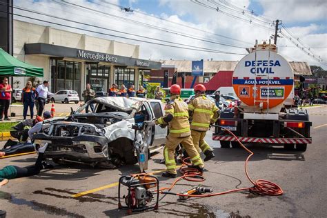 Em Ação Simulada Caminhão Com Produto Tóxico E Carro Se Envolvem Em
