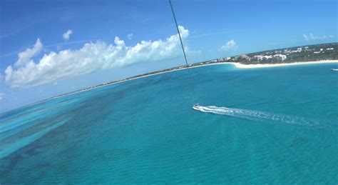 タークス ・ カイコス諸島のカリブ海の島の桟橋を持つ完璧な白いビーチ Image カリブ海のサンゴ礁のサメ、西カイコス、タークス・カイコス