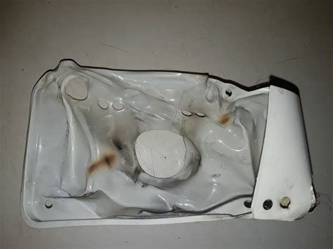 Plastový kryt motoru v Whirlpool AWE