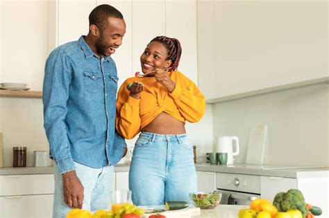 Feliz Jovem Marido Negro E Esposa Cozinhando O Almoço Juntos Na Cozinha