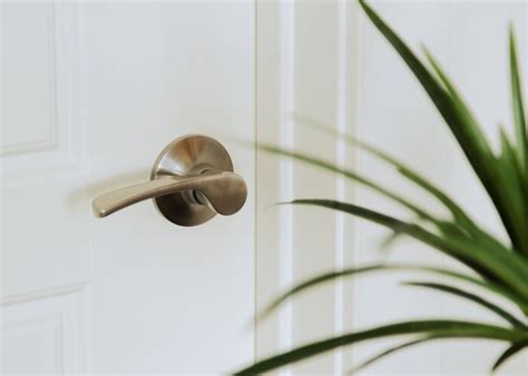 Sure Loc Edge Grade 2 Door Lever With Round Rose In Satin Nickel