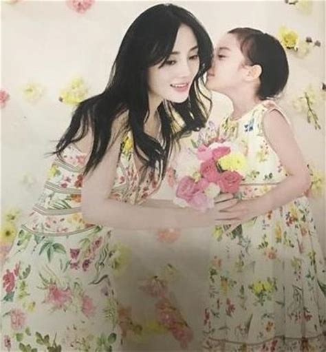李小璐和甜馨的母女裝真的太美了，羨慕吧？ 每日頭條