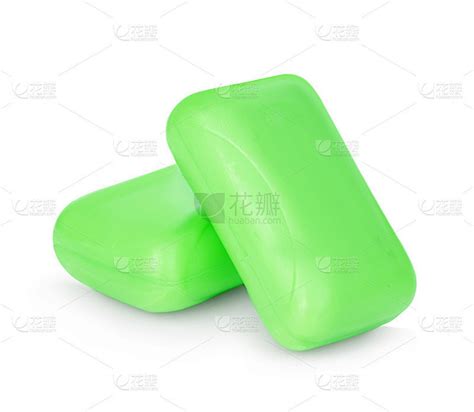 一块块绿色的肥皂孤立在白色背景上。