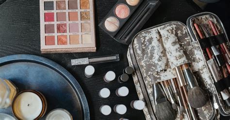 Ensemble De Pinceaux De Maquillage Dans Un étui · Photo Gratuite