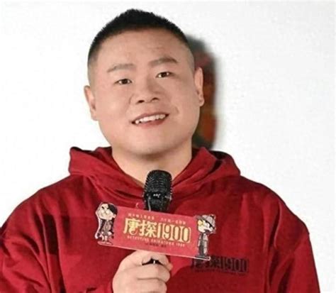 网友在北京医院偶遇岳云鹏，身穿咖色羽绒服，看起来瘦了很多