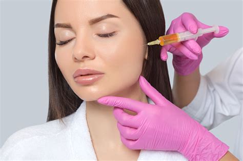 미용실에서 미용실에서 아름다운 여성의 얼굴에 주름 방지 및 노화 피부를 Prp 치료합니다 화장품 개념 Platelet Rich