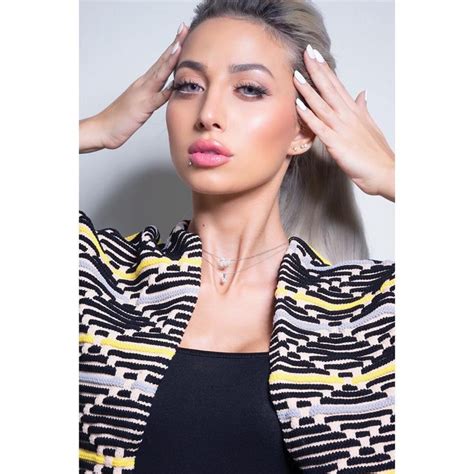 6 8m Followers 98 Following 1 522 Posts See Instagram Photos And Videos From Model Roz