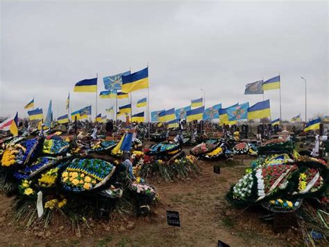 Батько молиться на могилі сина а вдова сухими слізьми вмиває портрет коханого Героя 33 Канал