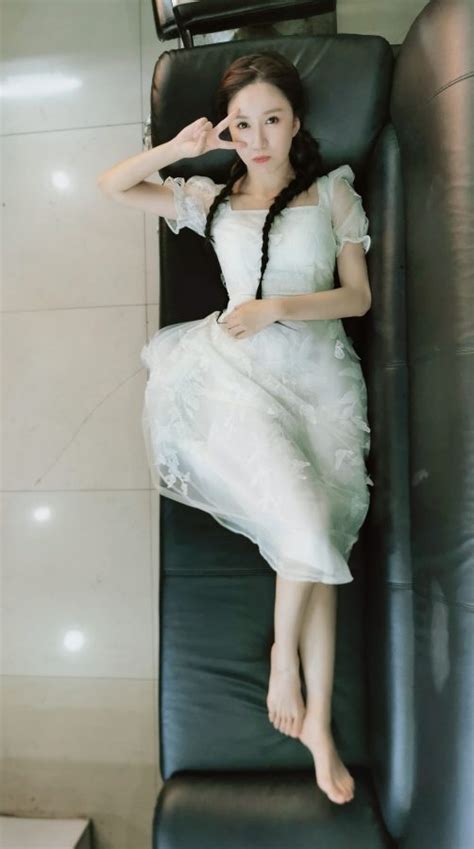 沙发上的美人娄艺潇，穿白裙秀玉足吸睛（22） 图片 名腿网