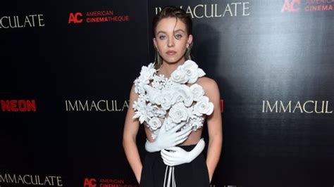 Sydney Sweeney S Latest Mirror Selfies Are Breaking The Internet And Hearts Flipboard