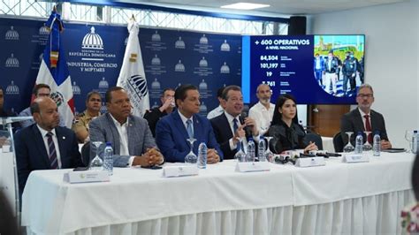 Decomisan miles de botella alcohol adulterado y cierran 19 fábricas