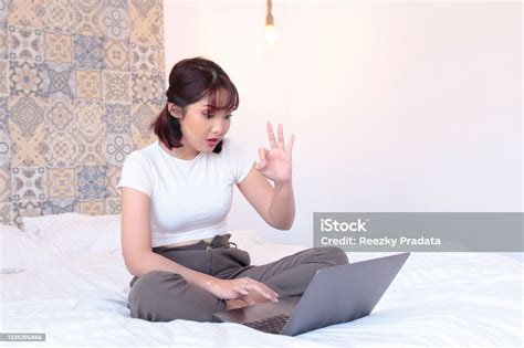 충격 아시아 아름다운 소녀는 침대에서 노트북을 작동합니다 홈 컨셉에서 작업 25 29세에 대한 스톡 사진 및 기타 이미지