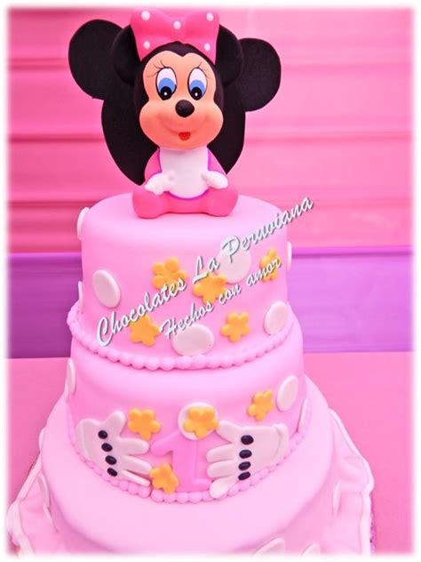 Tierna Minnie bebé en torta de tres pisos en la base simulamos el vestido