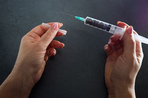 커피의 곡물과 여성의 손에 주사 주사기 카페인 중독 개념 개념에 대한 스톡 사진 및 기타 이미지 개념 건강관리와 의술 건강한 생활방식 Istock