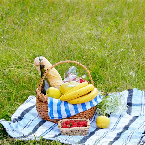 野餐篮和草莓