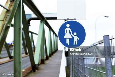 보행자 통로 도로 표지판 엄마와 아이 아이콘 안전 보행 구역을 나타내는 파란색 원형 교통 표지판 표지판에 대한 스톡 사진 및 기타 이미지 Istock