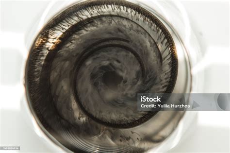 투명한 유리 컵에 담긴 잉크 구름과 빛의 광선 가운데 맑은 물 템플릿 레이아웃 배경 질감 매크로 확산 흑백 추상화 0명에 대한 스톡 사진 및 기타 이미지 Istock