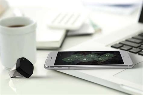 Neyya Bluetooth Enabled Smart Ring Lets You Control Your Presentations