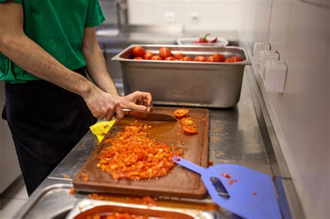 패스트 푸드 레스토랑 주방에서 토마토를 자르는 인식 할 수없는 요리사 요리하기 음식 준비에 대한 스톡 사진 및 기타 이미지