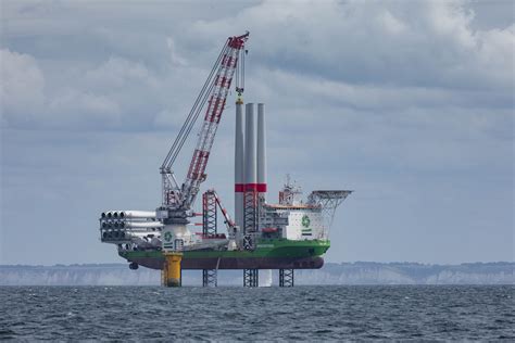 La première éolienne en mer normande est posée au large de Fécamp