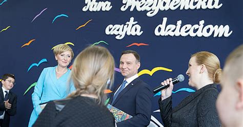 Lubień Prezydent Andrzej Duda z małżonką czytał dzieciom WIDEO