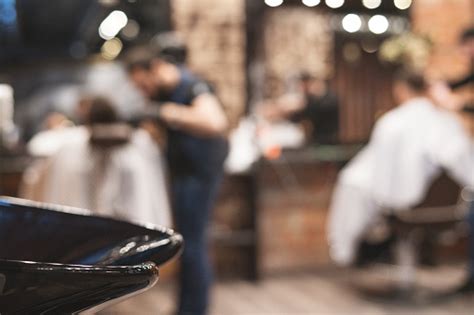 이발소에서 헤어 스타일 머리 이발사는 클라이언트의 머리에 머리를 잘라 남성을위한 헤어 스타일을 만드는 과정 이발소 선택적 초점 2명에 대한 스톡 사진 및 기타 이미지