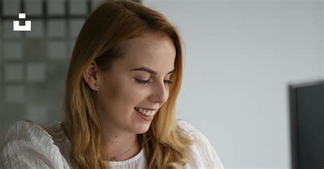Une Femme Utilisant Un Ordinateur Portable Photo Photo Gris Gratuite