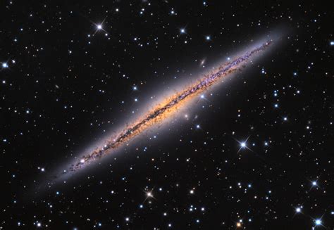 宇宙空間の裂け目のような「ngc 891」