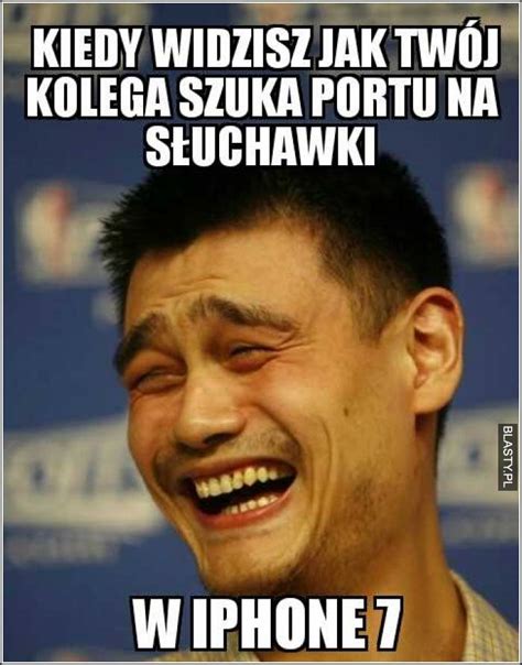 Kiedy widzisz jak Twój kolega szuka portu na słuchawki w Iphone 7 memy