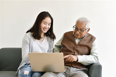 70、80、90后如何购买重疾保险？重疾保险多少钱？40岁就不要买重疾保险了吗，是真的吗？直播 财经直播 百度直播