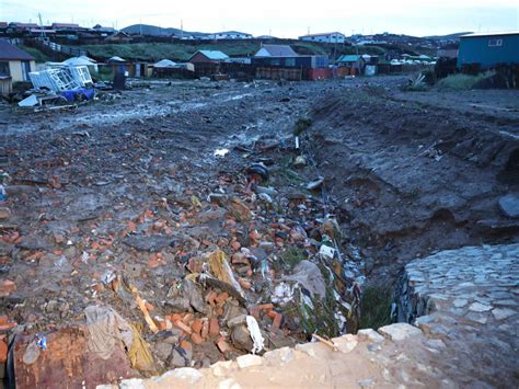 Уулын ус үерлэн бууснаар их хэмжээний лаг хог хаягдал шороо авто зам руу түрж оржээ Isee Mn