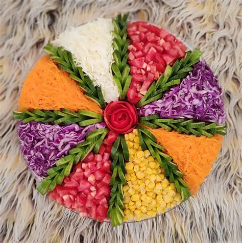 تزیین سالاد کاهو در ظرف گرد و مستطیل مجلسی و جدید 1402 برای مهمانی