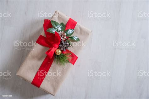 코너 상단 뷰 클로즈업에서 나무 테이블 빨간색 선물 상자에 격리 된 새해 테마 개체 나무 배경에 고립 된 크리스마스 테마 빨간