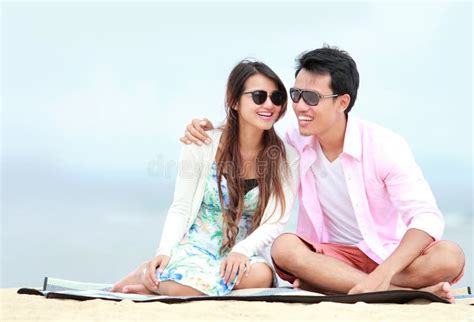 Pares Jovenes En La Playa Foto De Archivo Imagen De Hermoso 36837992