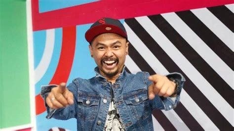 Wendy Cagur Akting Mesra Dengan Kiky Saputri Di Sitkom Lapor Pak