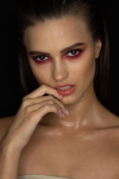 Una Modelo Con Ojos Rojos Y Lápiz Labial Rojo Foto Premium