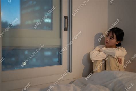 어두운표정 감정 외로움 컨셉 슬픔 스트레스 라이프스타일 주제 이미지 Jv13907304 게티이미지뱅크