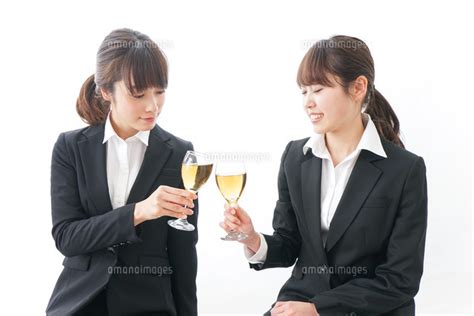 お酒を飲む若い女性の写真素材 Fyi04722907 ストックフォトの Qlean Market